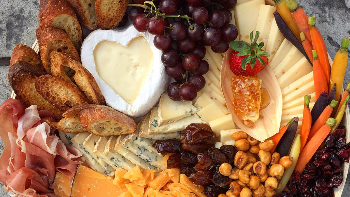Here's A Five-Step Plan To Building A Stunning Cheese Board Everyone ...